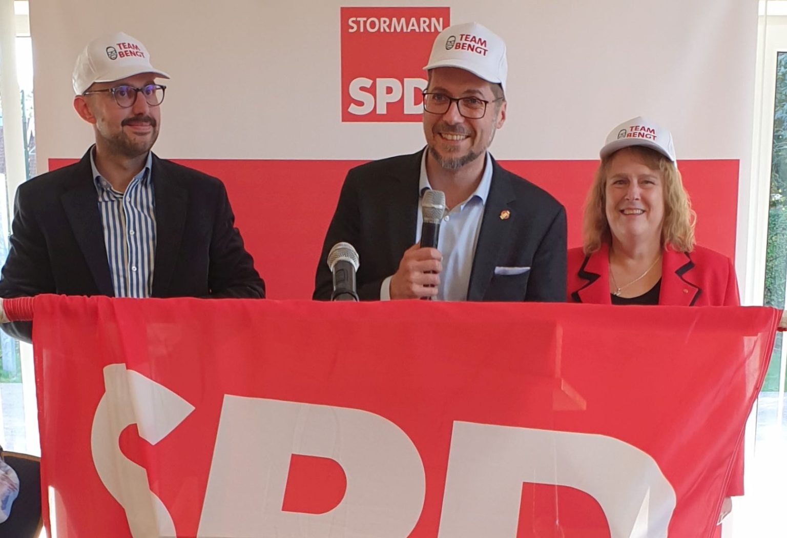 v.l.n.r. stellvertr. SPD-Vorsitzender Kreis Stormarn Michael Süpke ...